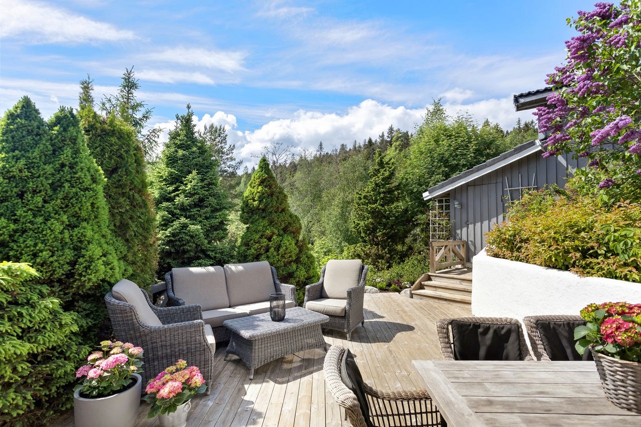 Pen og velholdt enebolig med solrike uteplasser og frodig hage. Flott ...