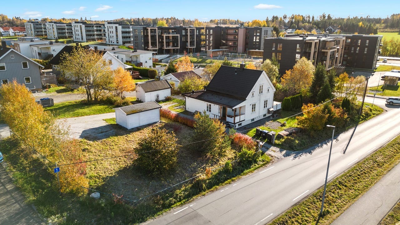 Sentralt beliggende boligtomt på Knapstad. Nabohuset Tomterveien 2 ...