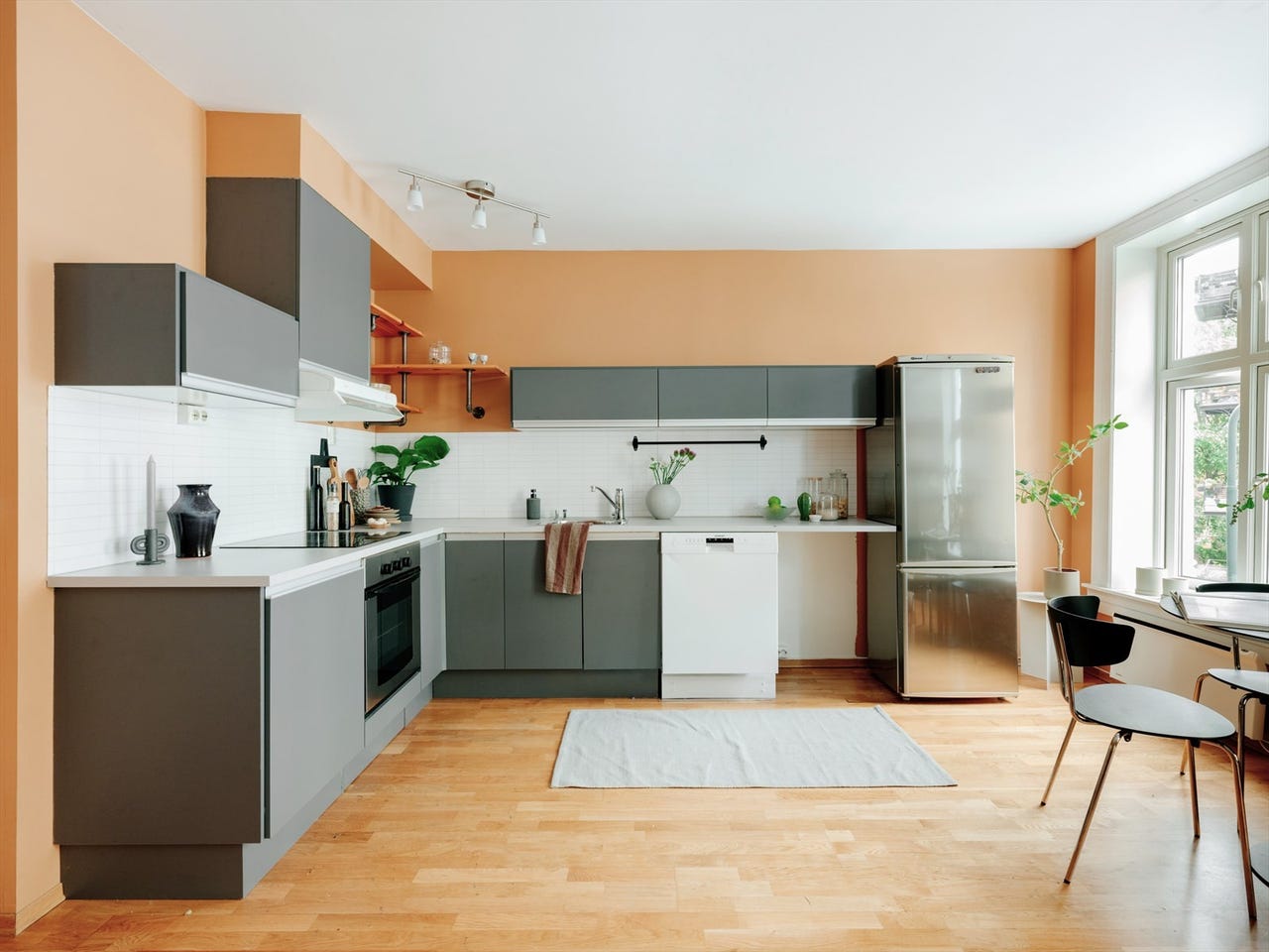 Lys, pen og moderne 2-roms med store vindusflater og raus takhøyde. Gåavstand til byen og ...