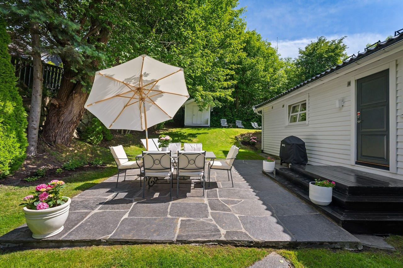 Solrik og flott enebolig i rolig vei -2 plan - 6 soverom - Fjordutsikt ...