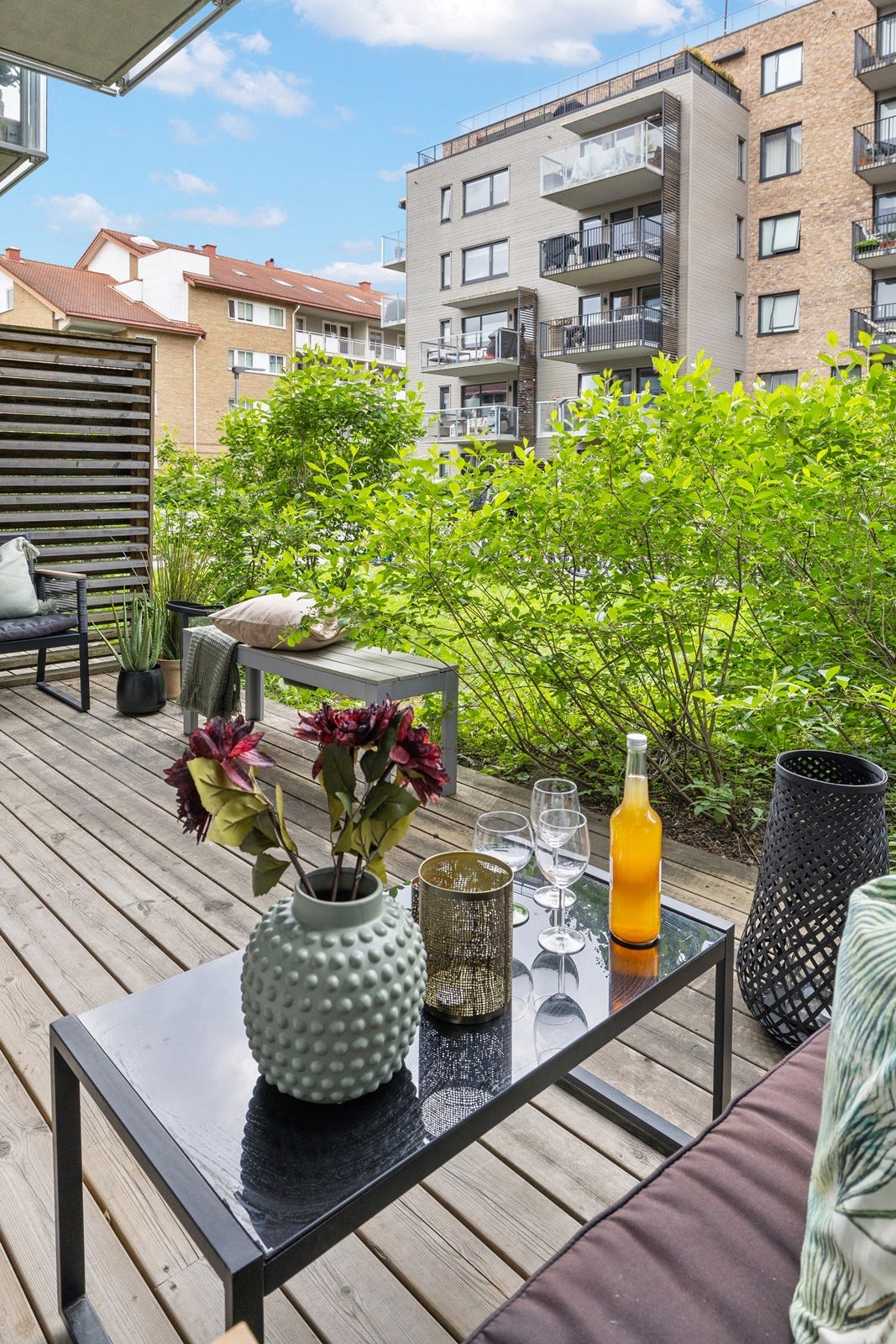 Lys, moderne 2-roms i nyere bygg med markterrasse. Skjermet beliggenhet ...