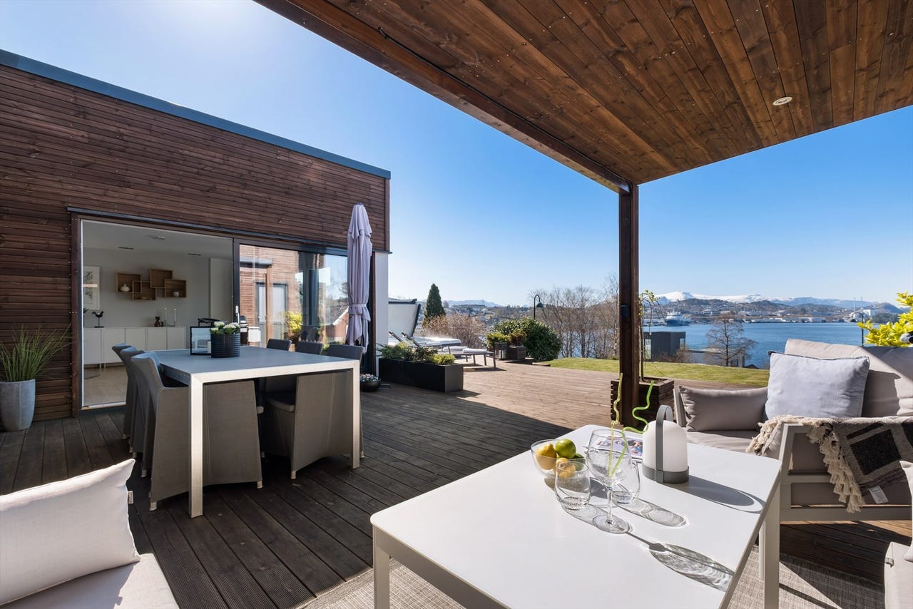 NY PRIS - Nydelig atriumhus på solrik utsiktstomt. Moderne standard og ...