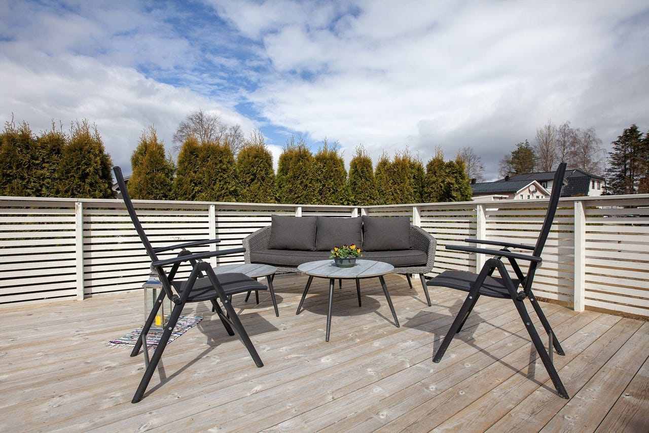 Lys enebolig over ett plan. Terrasse på 55 m². Hage. Kjøkken 2018 ...