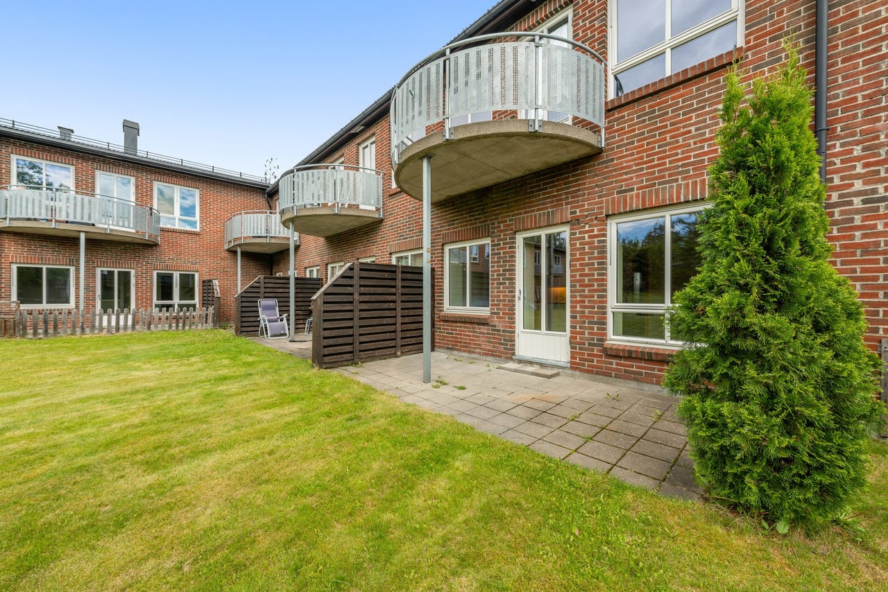 Lys 2-roms endeleilighet med hellelagt markterrasse vendt mot felles ...