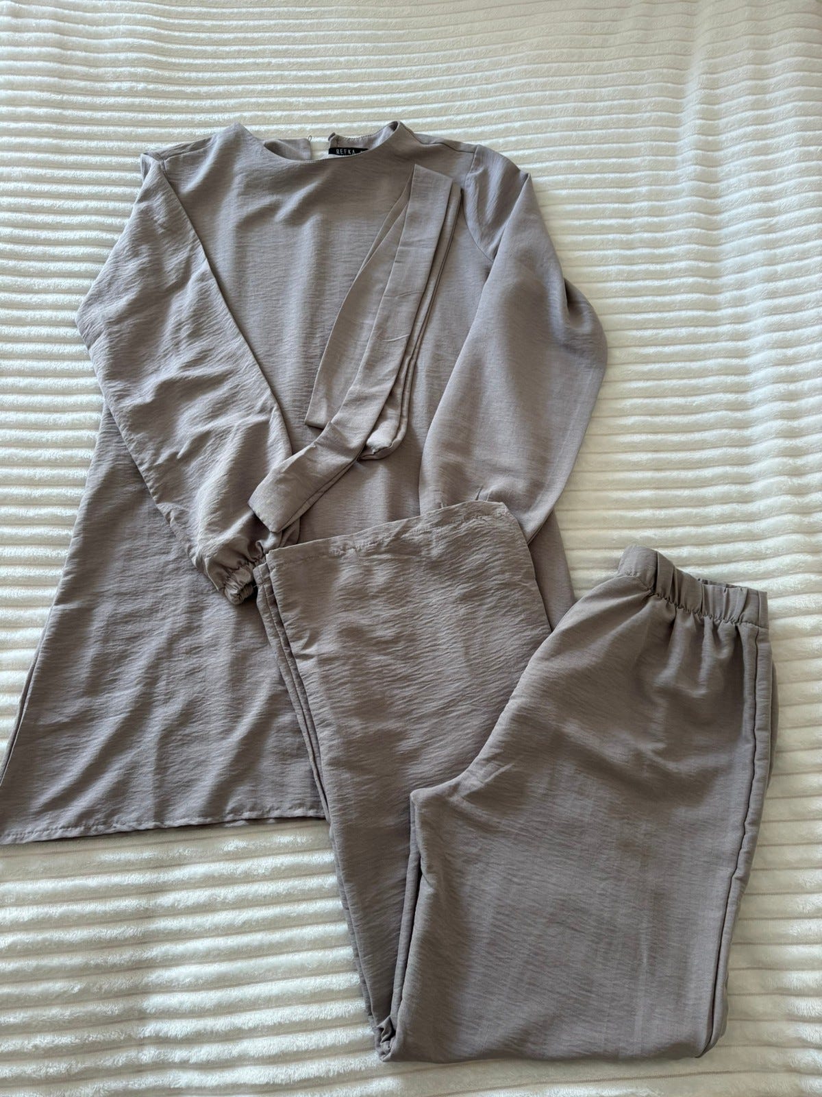 Topp og bukse sett med belte | FINN torget