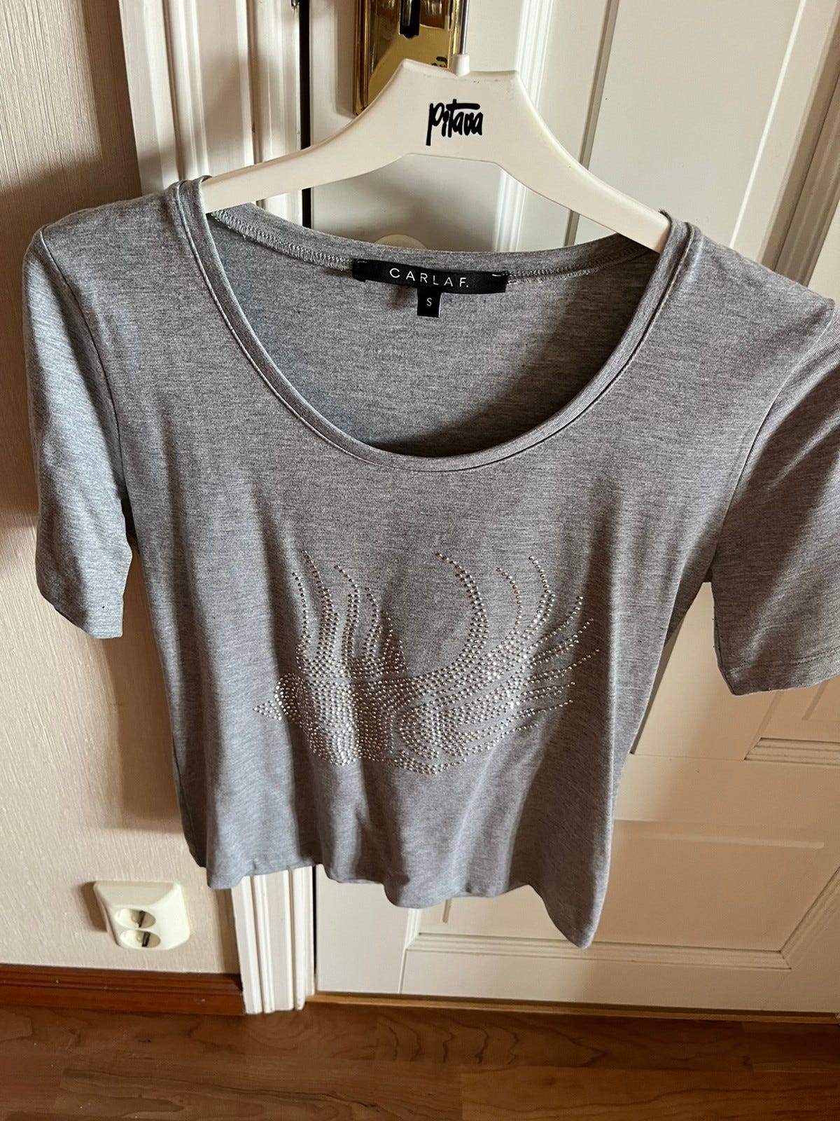 Carla T-skjorte str S med flott motiv foran | FINN-torget