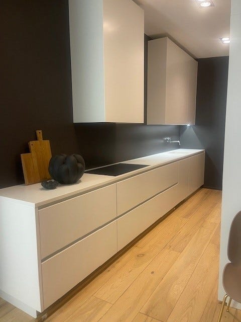 Kjøkken Multiform, Form 6 Hvitmalt med Corian benkeplate til knallpris ...