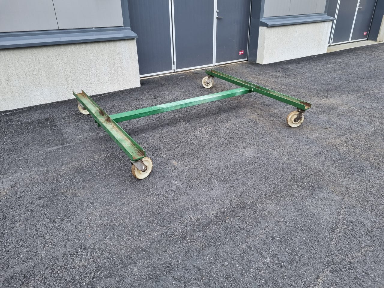 Solid tralle i stål med hjul. | FINN torget