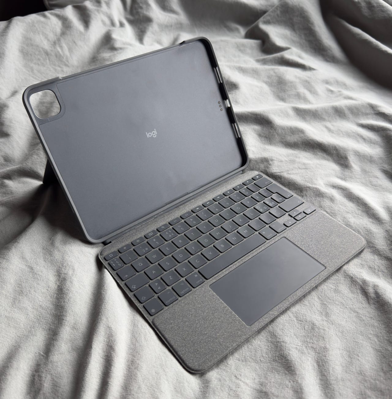 Logitech Combo Touch Tastatur til iPad Pro 11" | FINN torget