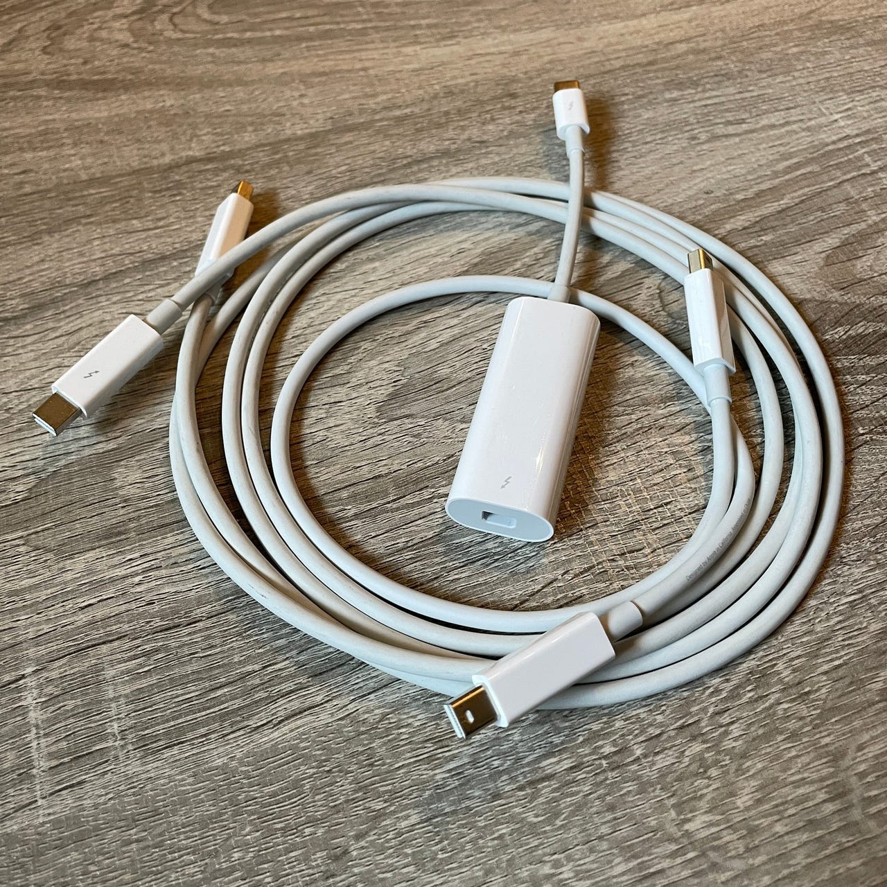 Apple Thunderbolt 3 (USB-C) to Thunderbolt 2 Adapter + kabler | FINN torget