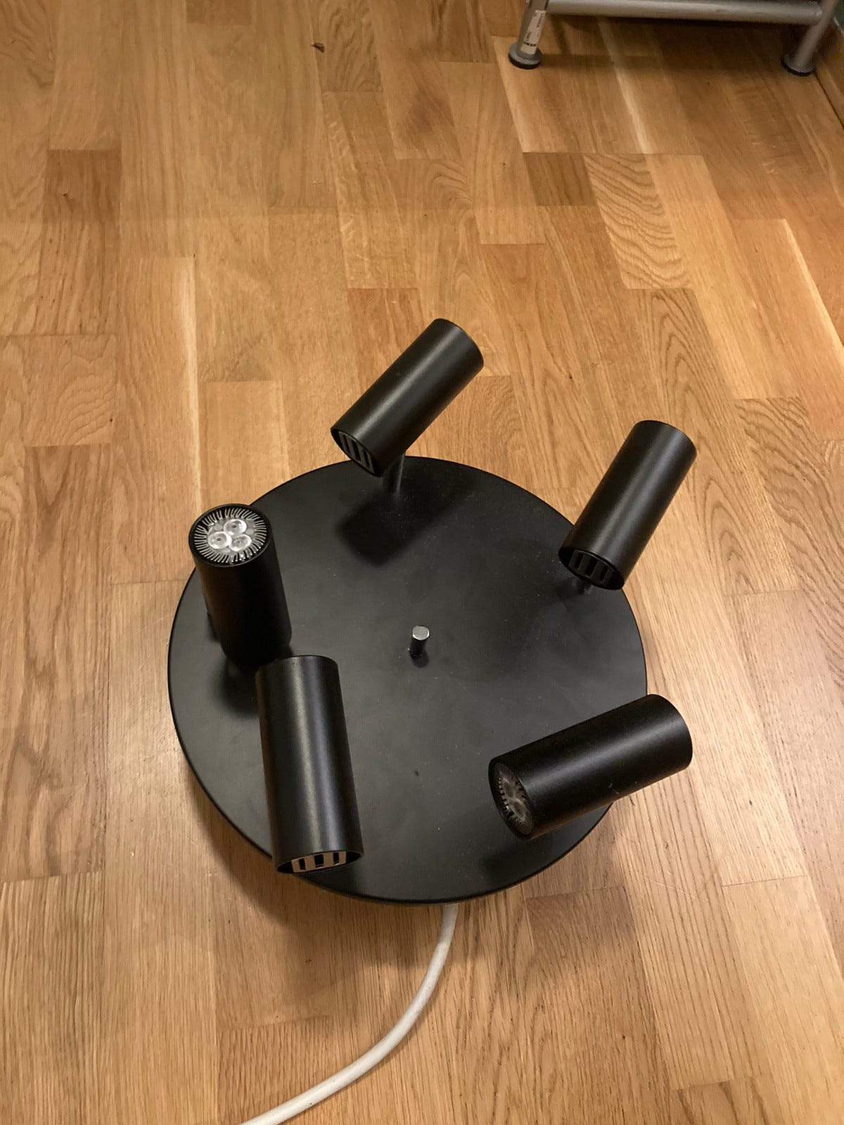 Sort taklampe med 5*4W justerbare spoter | FINN torget