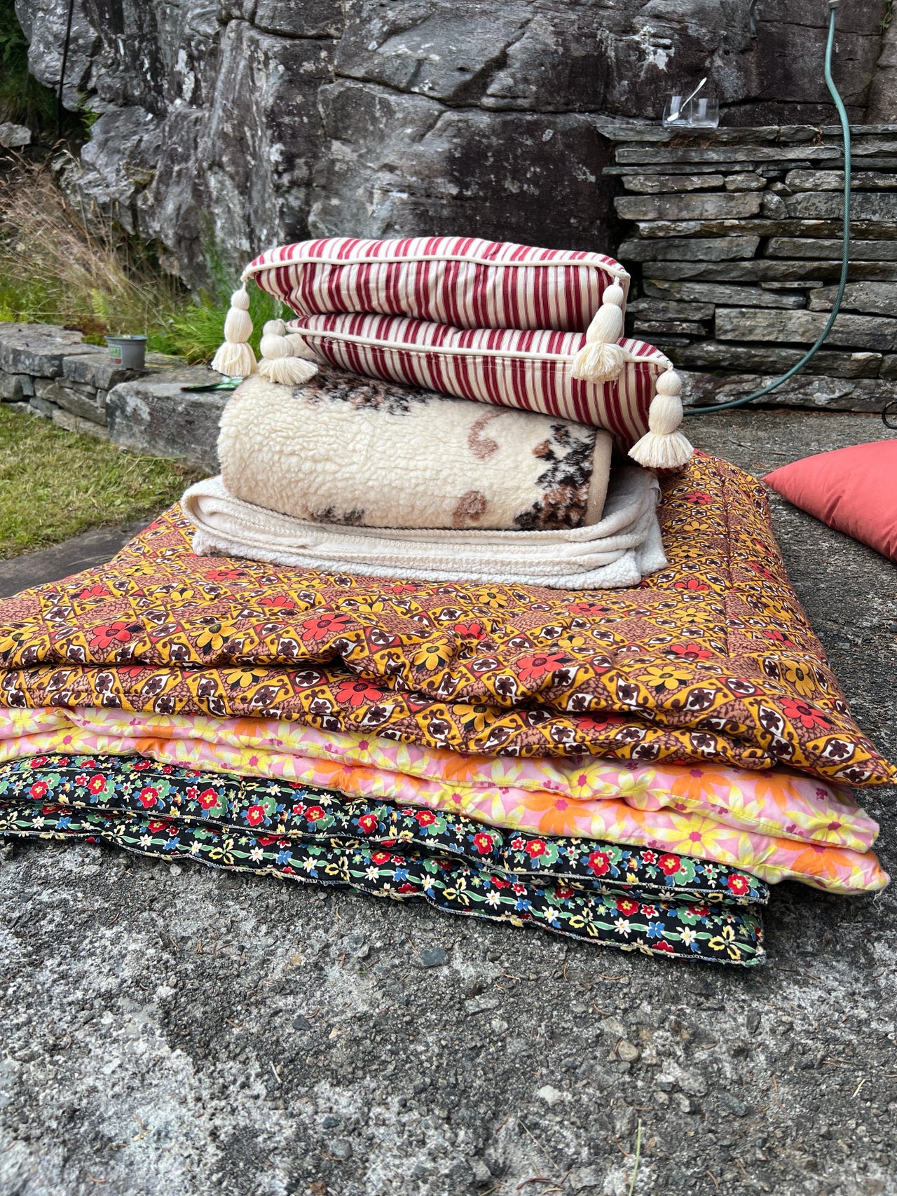 Retro sengeteppe/dyner, tepper RESERVERT til SØND. Kl 15 | FINN-torget