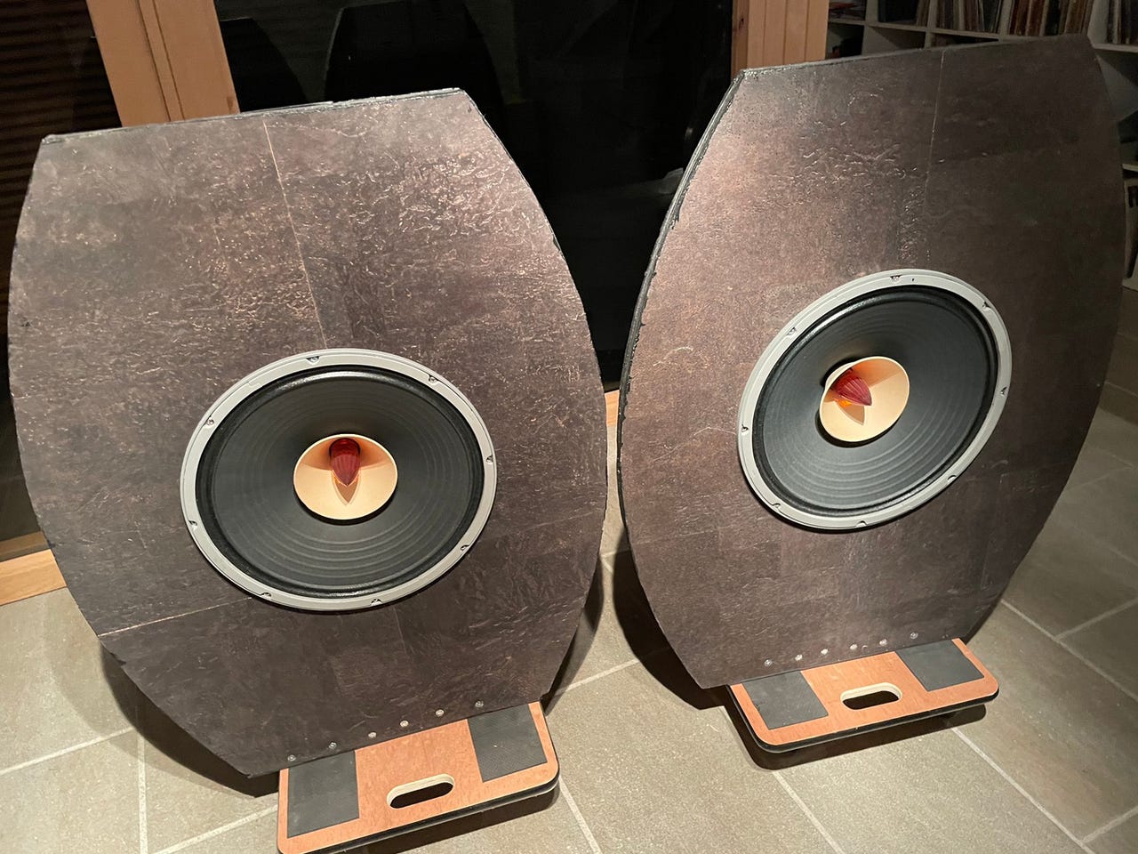 Liisong F15 fulltone høytalere montert i open baffle konfigurasjon ...