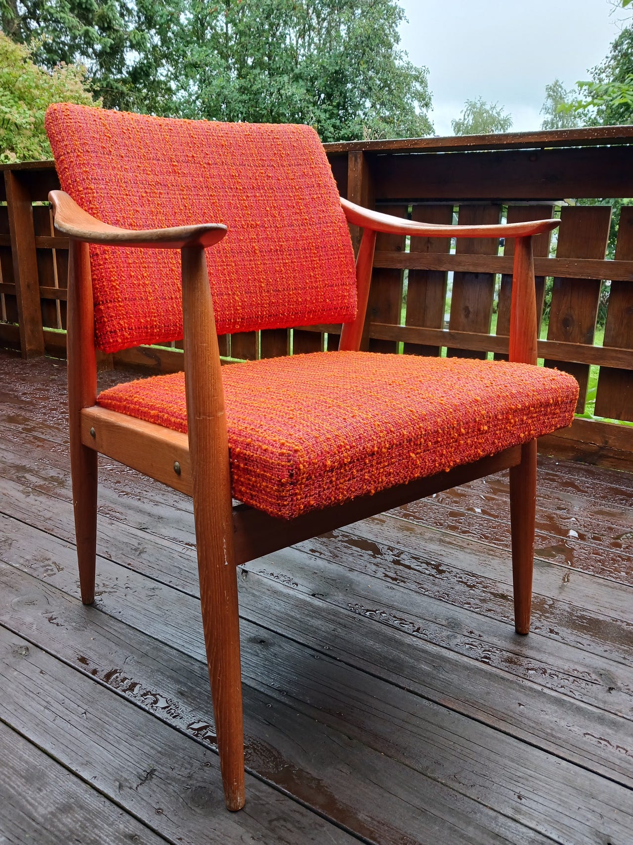 Retro stol i treverk med stoff i sete og rygg. | FINN torget