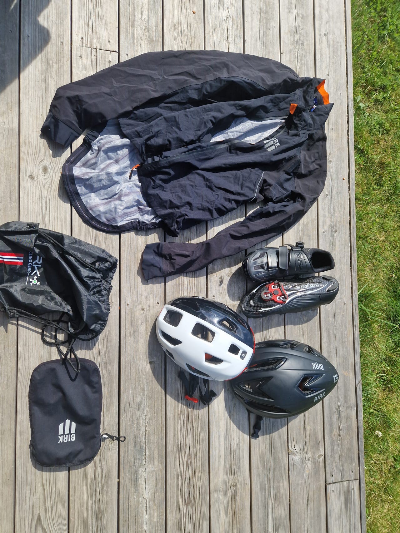 Carbon landeveisko 44, hjelmer L/Xl , Birk regnjakke L/Xl | FINN torget