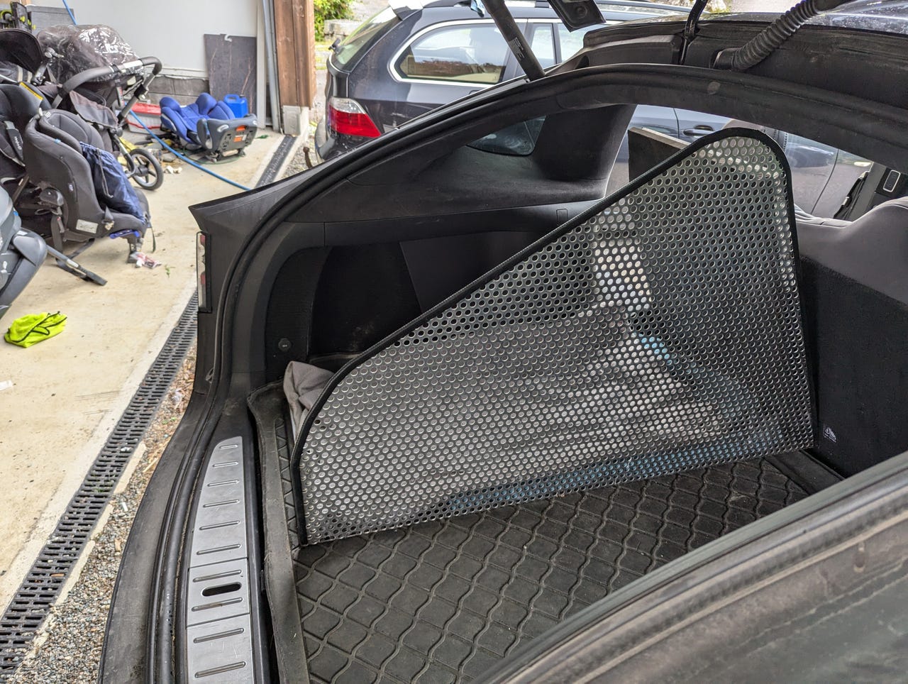 Hundebur Tesla model X | FINN torget