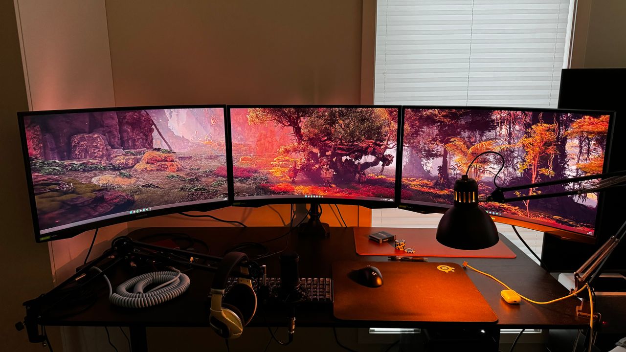 3x Samsung Odyssey G7 240hz, inkl. monitorarm | FINN torget