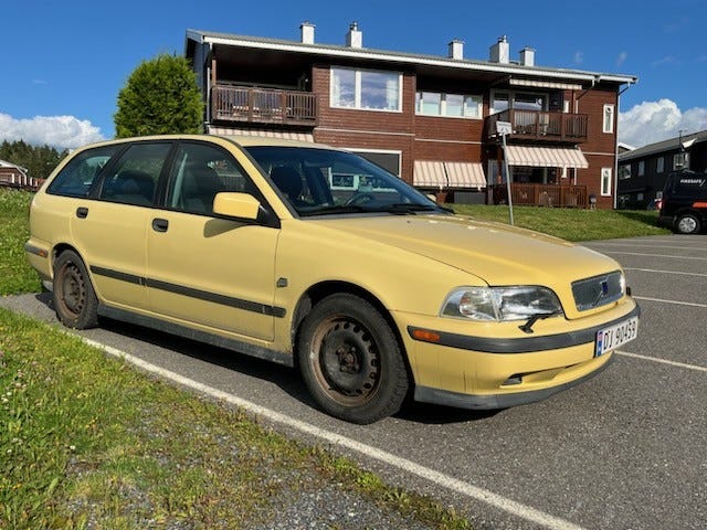 Bruktbil til salgs: Volvo V40 - 2000 - Gul - 109 Hk - Stasjonsvogn | FINN.no