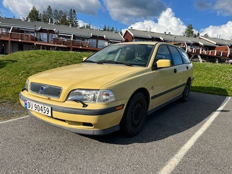 Bruktbil til salgs: Volvo V40 - 2000 - Gul - 109 Hk - Stasjonsvogn | FINN.no