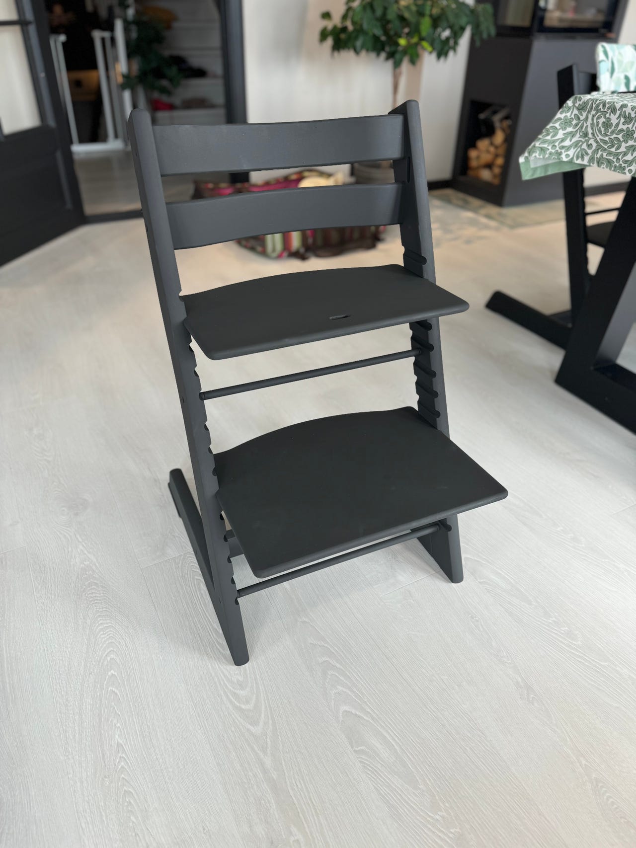 Stokke - Tripp Trapp Stol - Nymalt i matt dempet sort | FINN torget