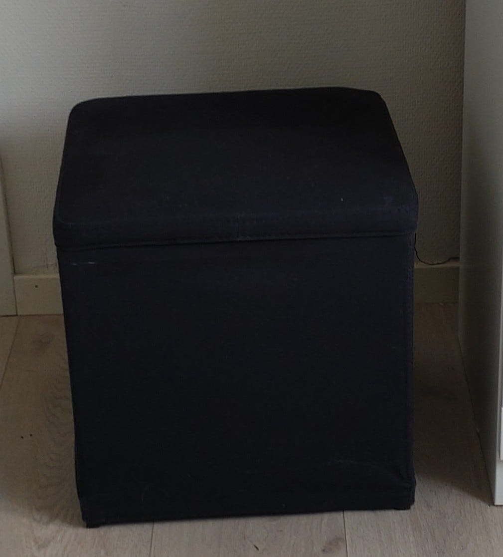 Svart puff i stoff med oppbevarings rom | FINN torget