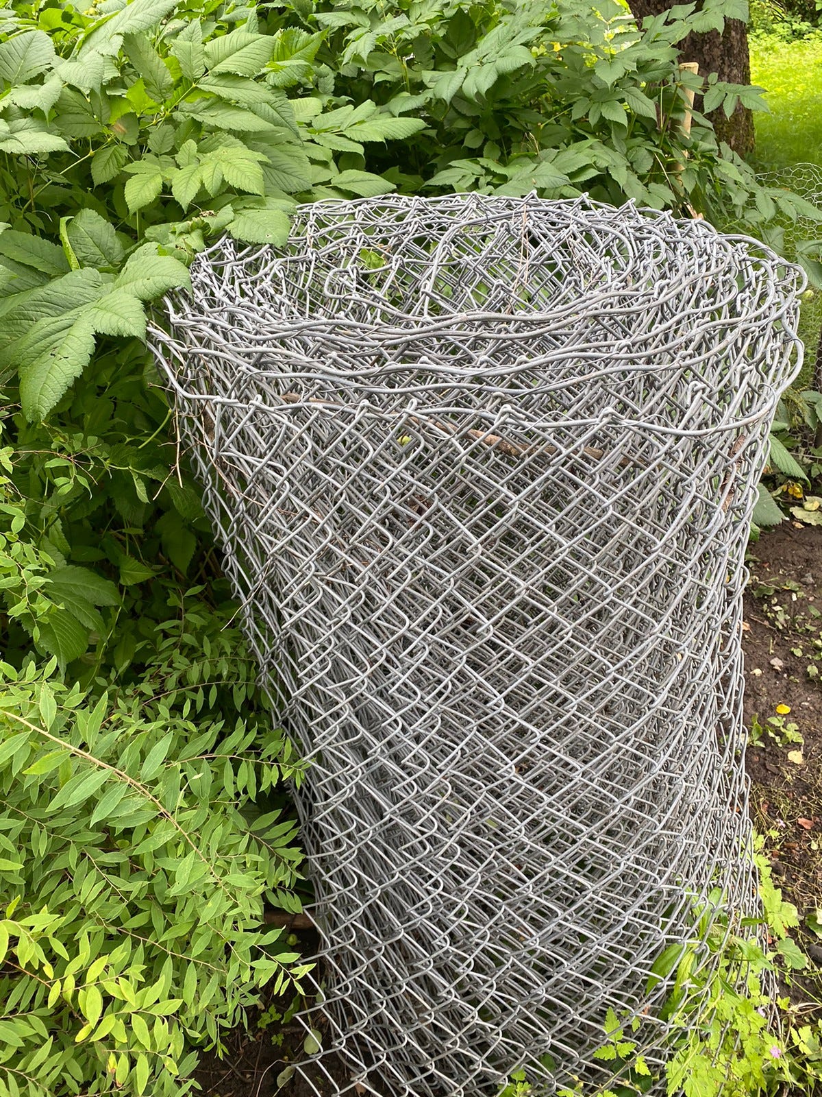 Gjerdenetting 120cm høy og ca 12m lang og 3 t-stolper ca 120cm høye ...