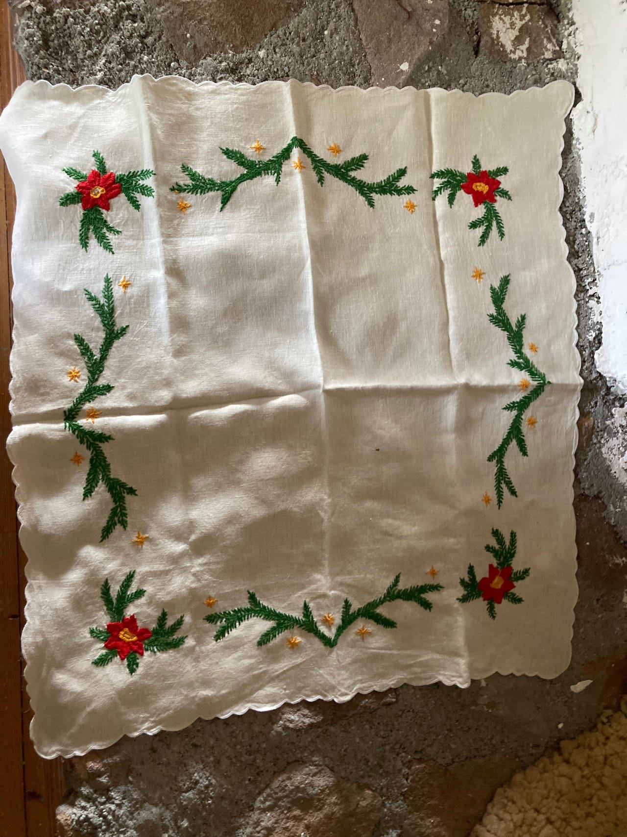 Nydelig brodert juleduk | FINN-torget