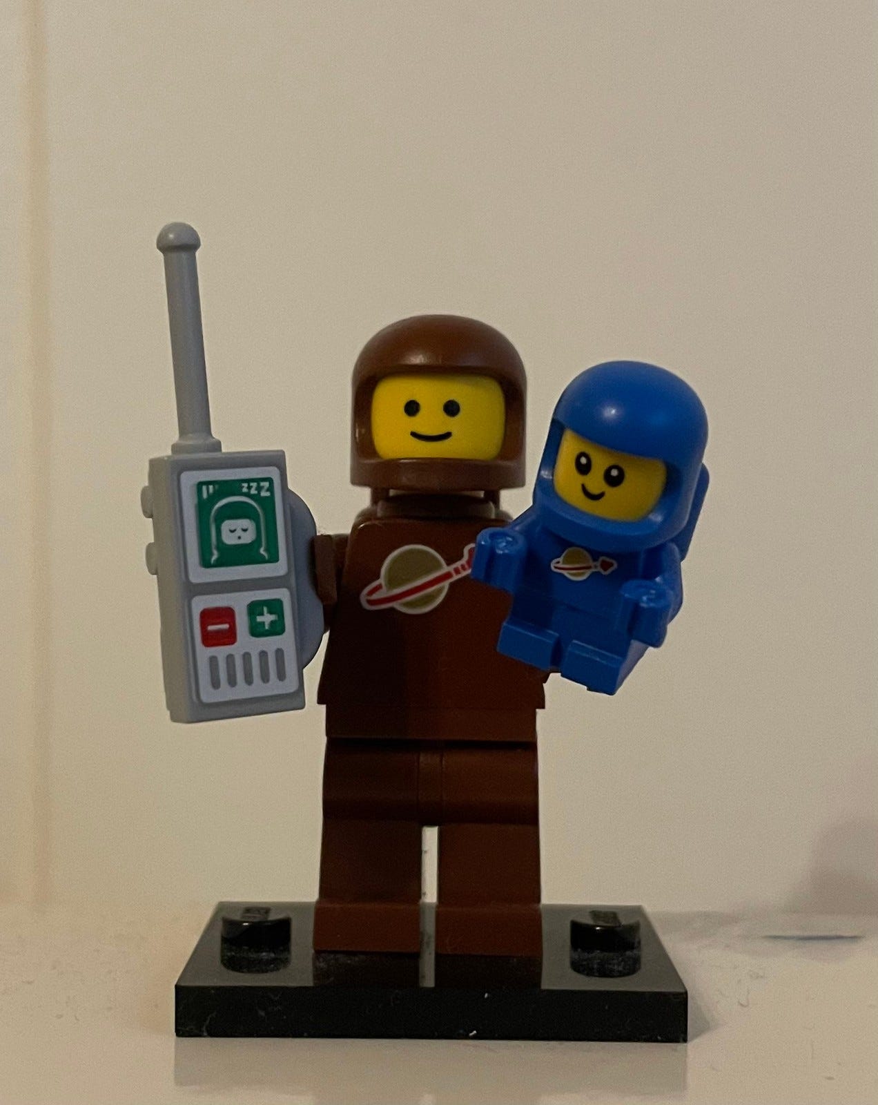 Lego - Minifigures - Brown Astronaut and Spacebaby | FINN-torget