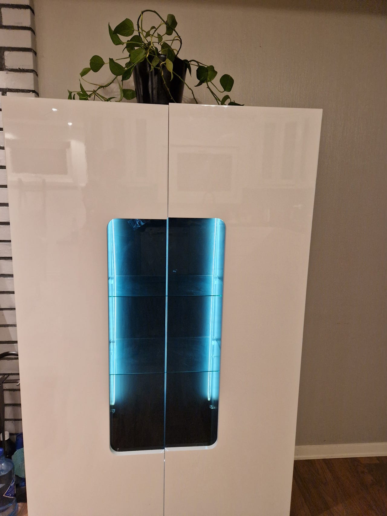 Vitrinskap med lys selges billig | FINN torget