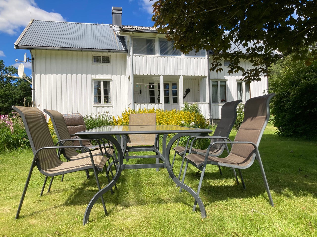 Romslig enebolig med stor hage. Rolig og landlig. Fullt møblert for ...