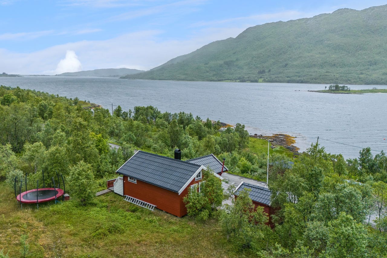 Naturskjønn eiendom med koselig hytte - 2 uthus/boder - Umiddelbar ...