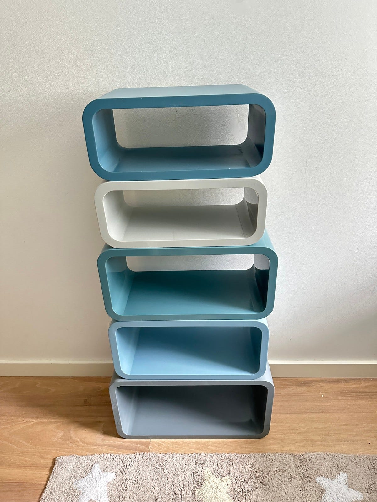 hyller til et barnerom i god stand | FINN-torget