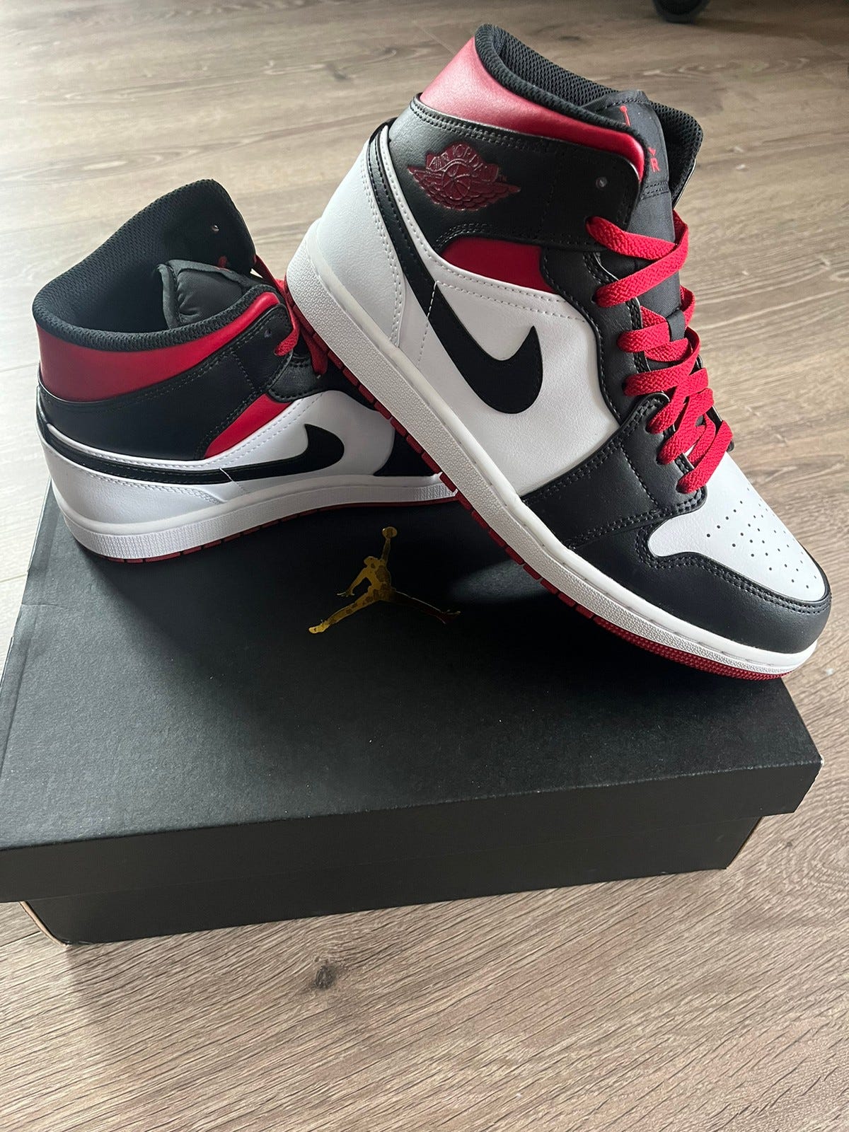 Nike Air Jordan 1 Mid - str 43 - WHITE/GYM RED-BLACK | FINN-torget