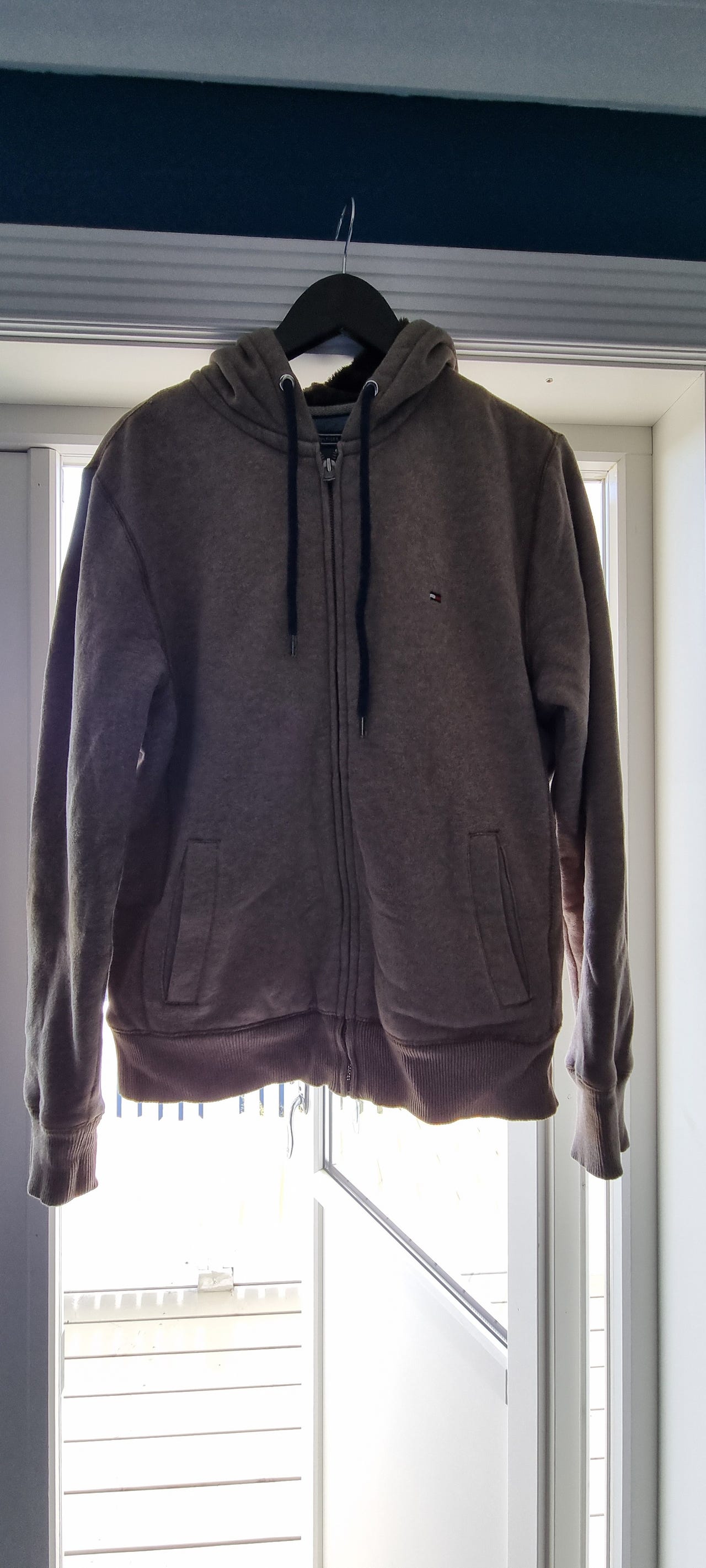 Lys brun Tommy Hilfiger foret hettegenser | FINN-torget