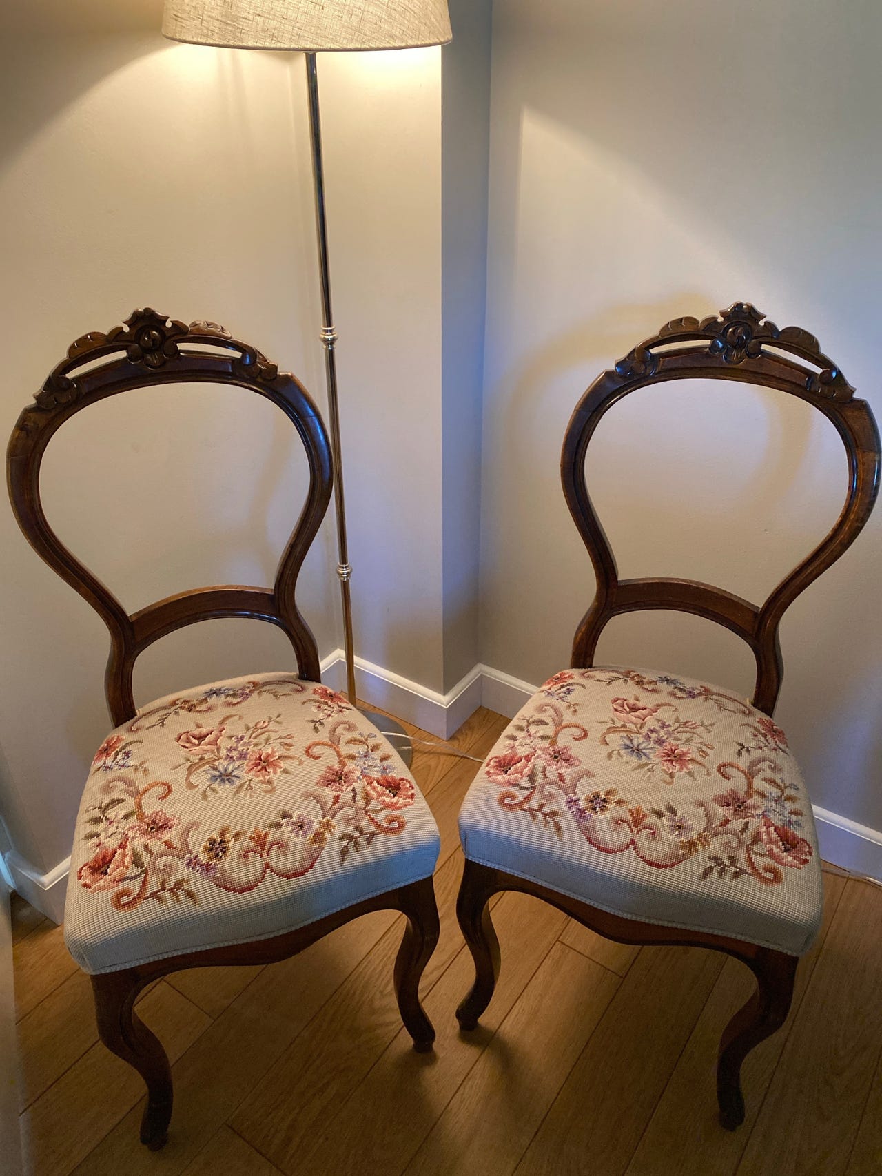 Håndbroderte rokokko stole selges kjempebillig!! | FINN torget