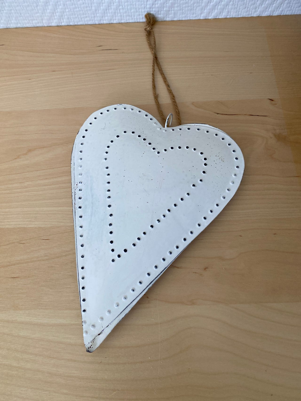 Hjerte i hvitt metall med oppheng | FINN torget