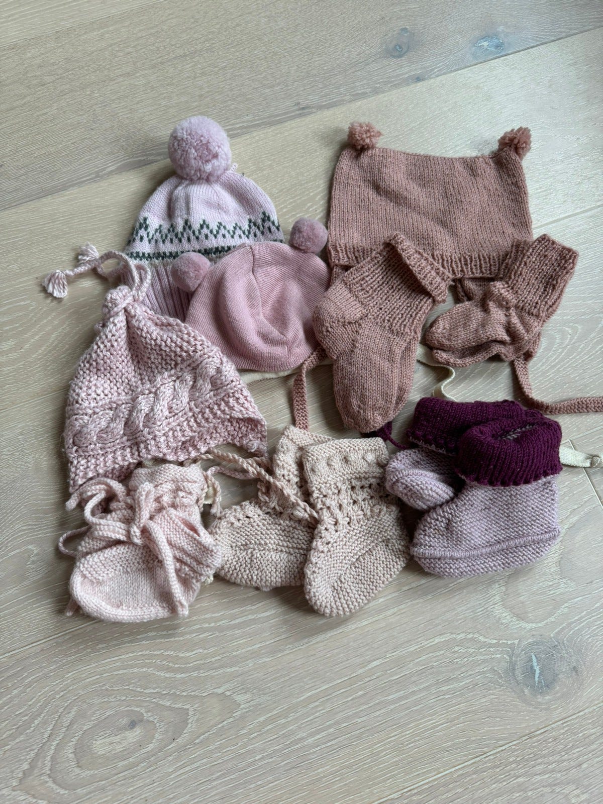 Nyfødt ullpakke luer og sokker/tøfler 0-3 måneder | FINN-torget