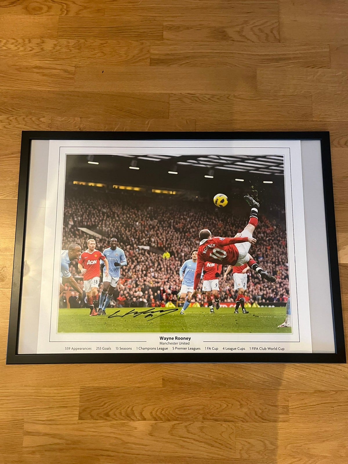 Siste sjans!! Manchester United bilde signert av Wayne Rooney selges ...