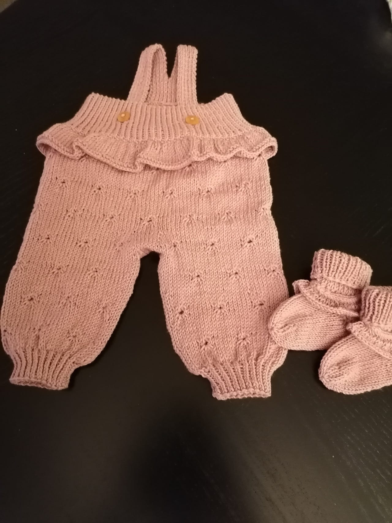 Nydelig bukse og mini sokker m/volanger. str. 0-3mnd..🌸 | FINN-torget