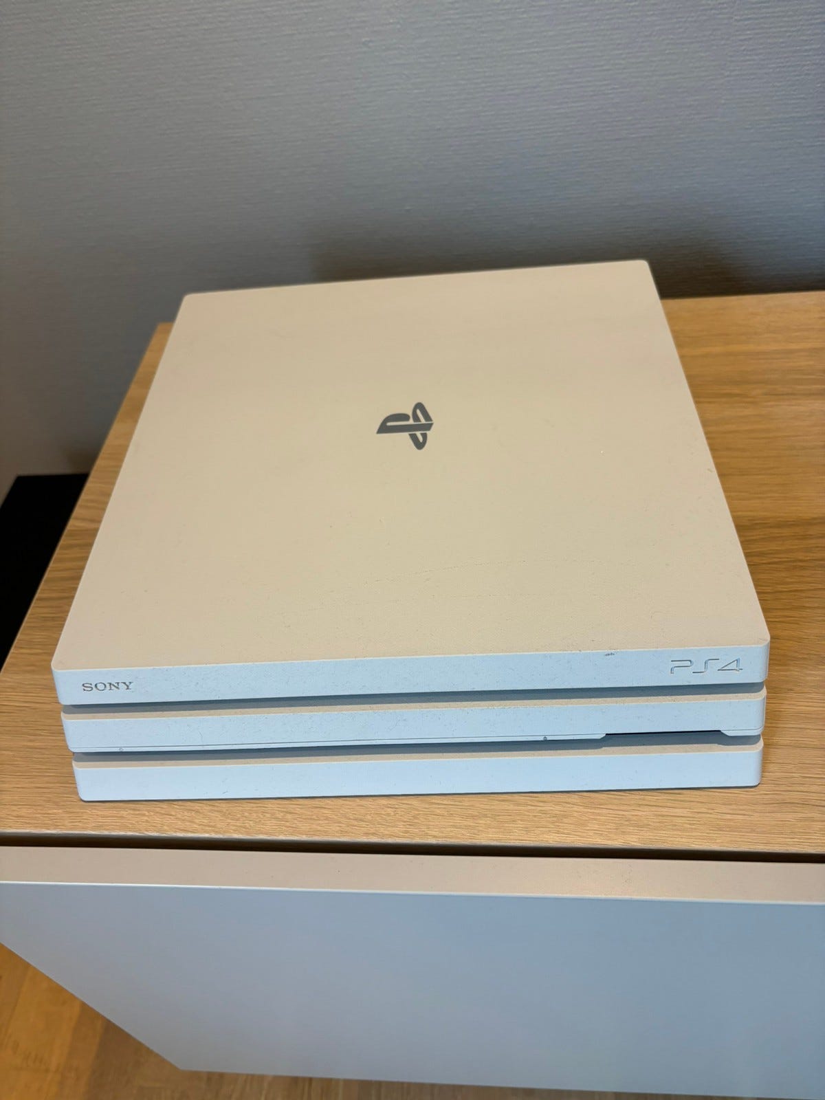 PlayStation 4 Pro hvit | FINN torget
