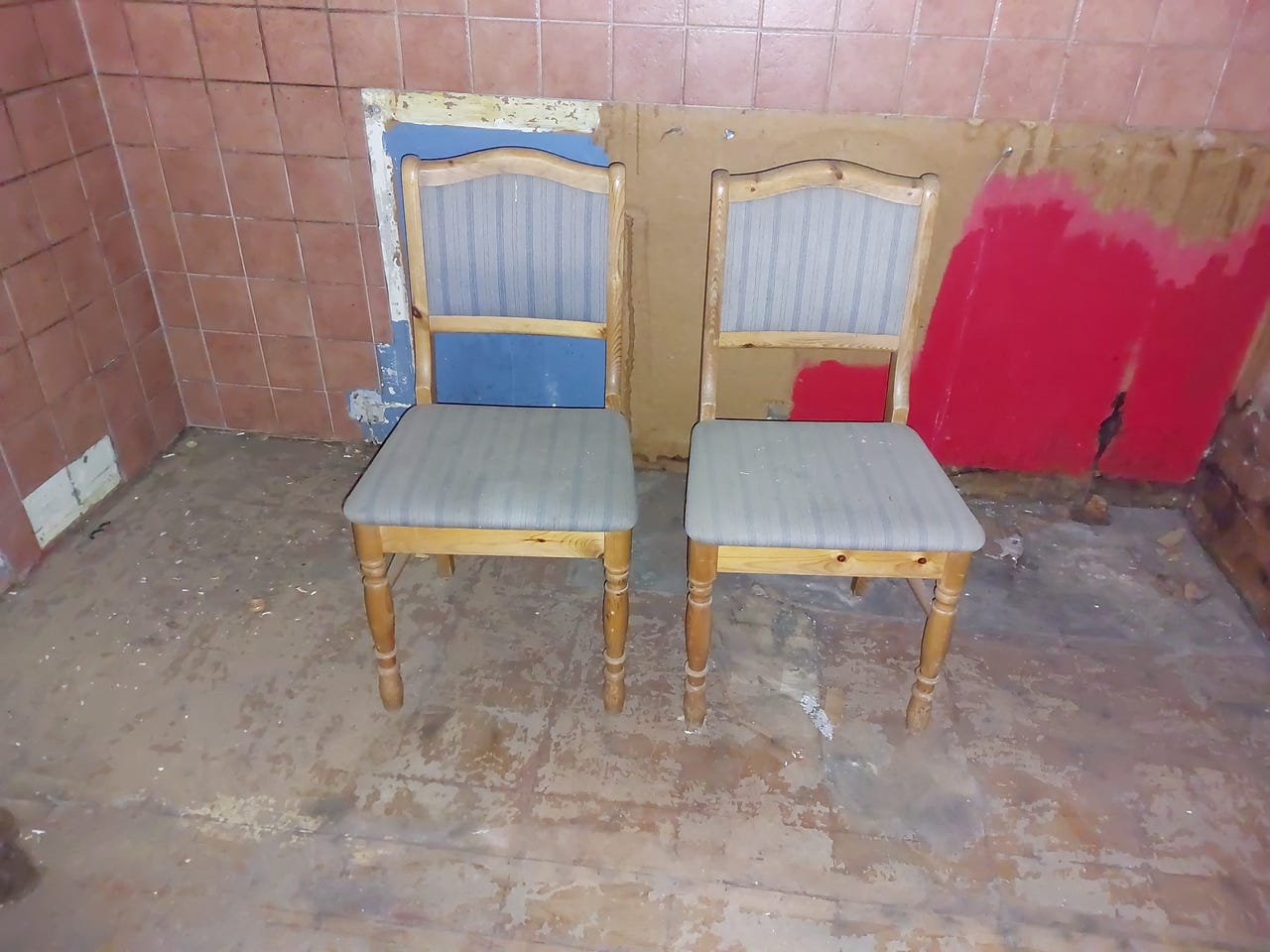 To solide spise stue stoler m stoff i rygg og sete | FINN-torget