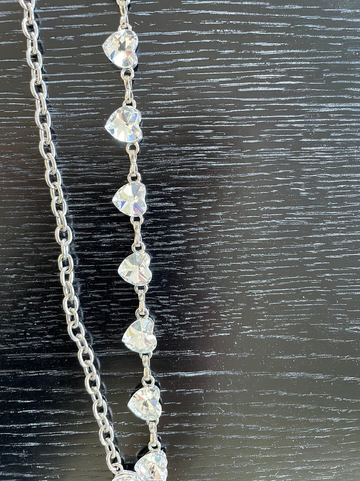 Sølvfarget belte med små hjerter med blank sten | FINN torget