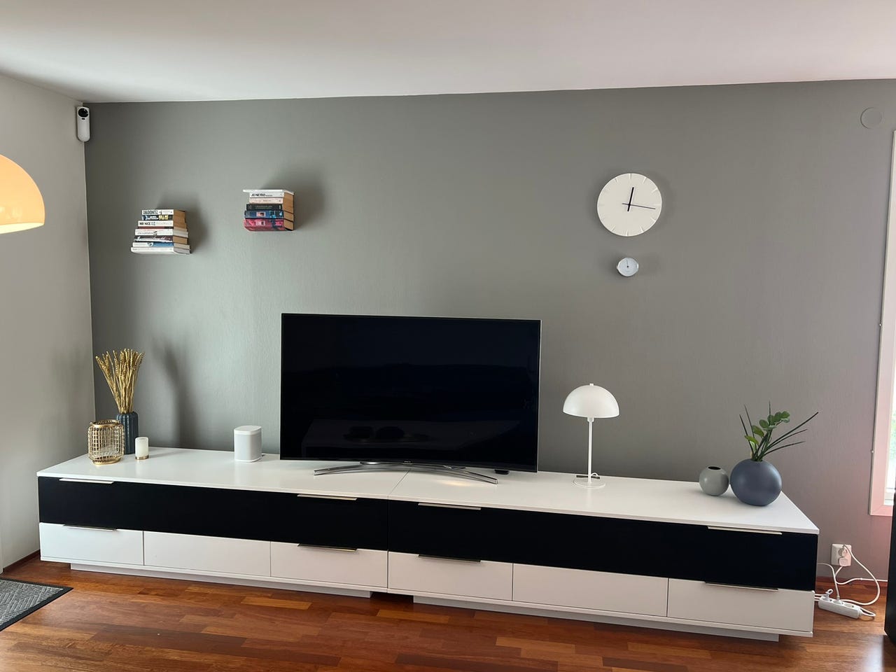 2 flotte og solide TV benk / hi-fi møbel fra Bolia selges rimelig ...