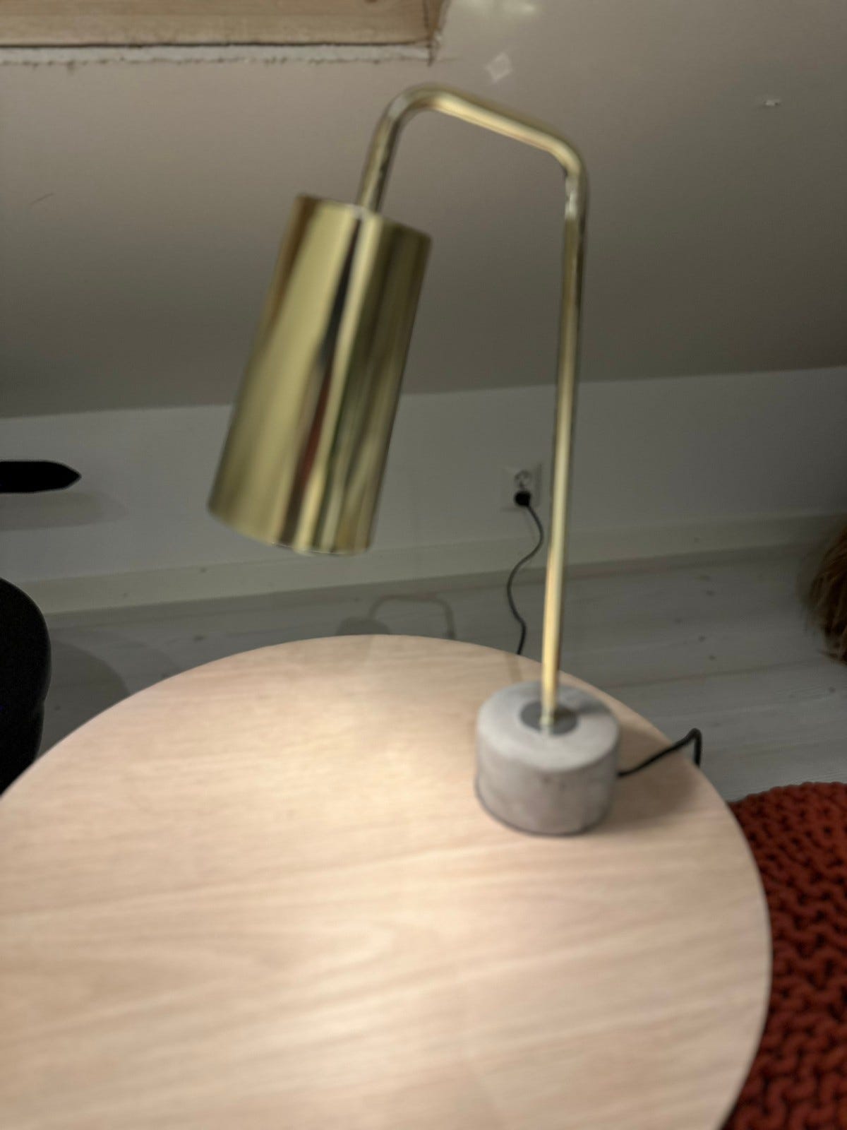 Bordlampe av gul krom med betongfot | FINN torget