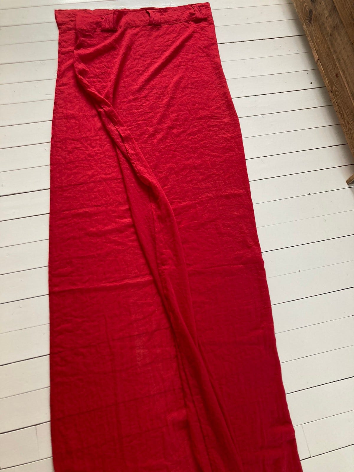 Knall røde tynne gardiner - 2 stk | FINN-torget