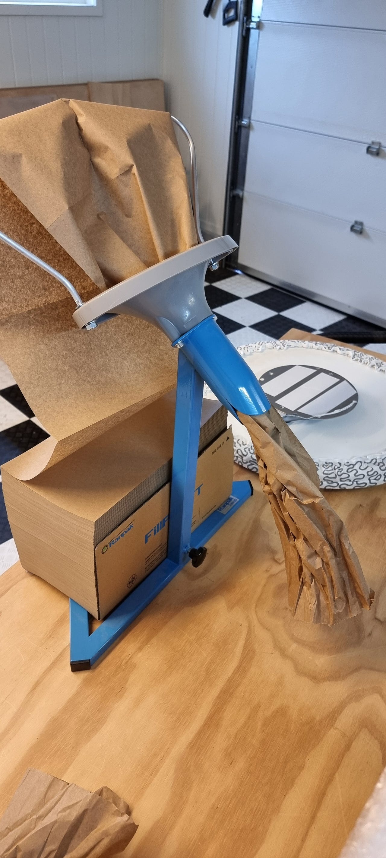 Fillpak pakkesystem / papir dispenser, pakke fyll følger med. | FINN torget