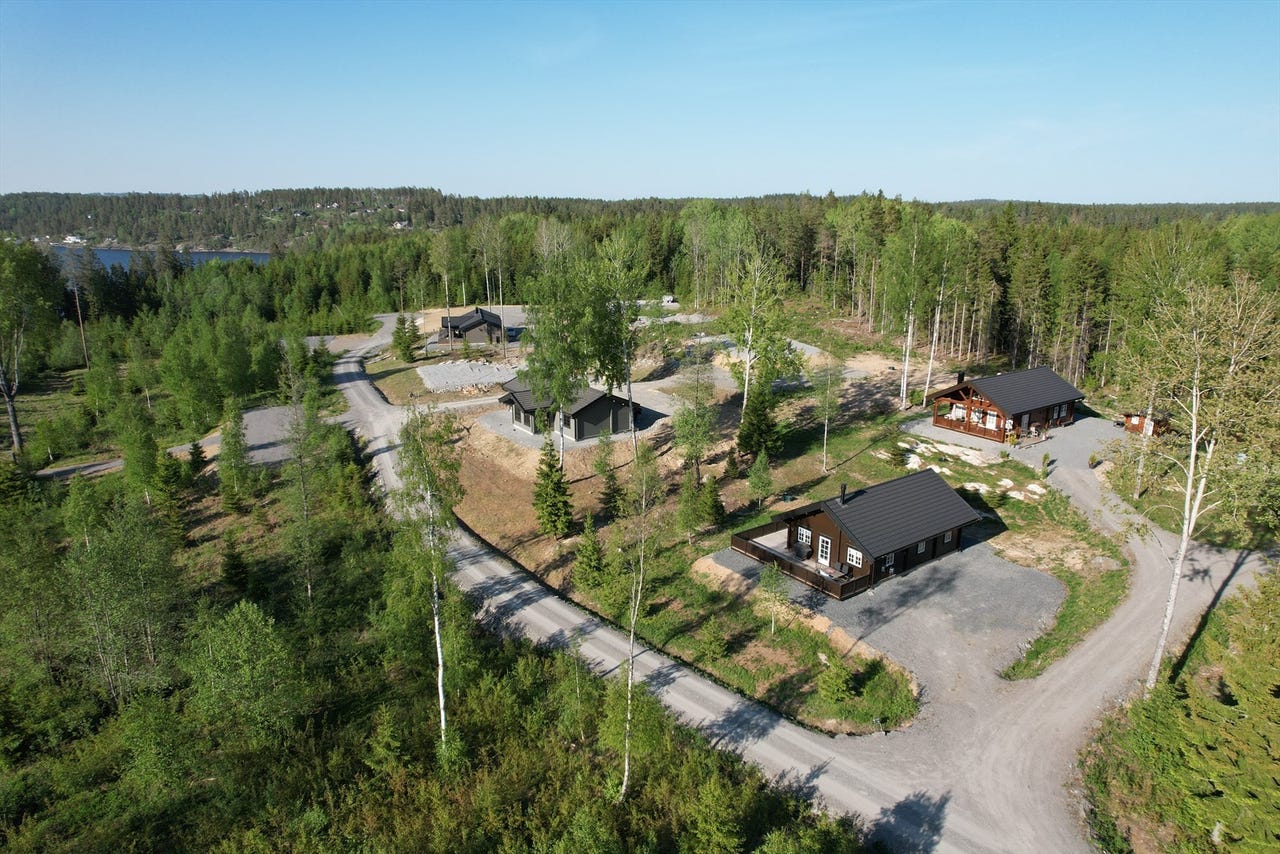 Vestvendt nyoppført hytte på eiet tomt 200 meter fra Aremarksjøen med ...