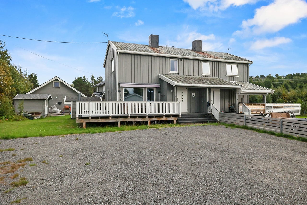 KRONSTAD: Innbydende halvpart av vertikaldelt tomannsbolig. Utvendig ...