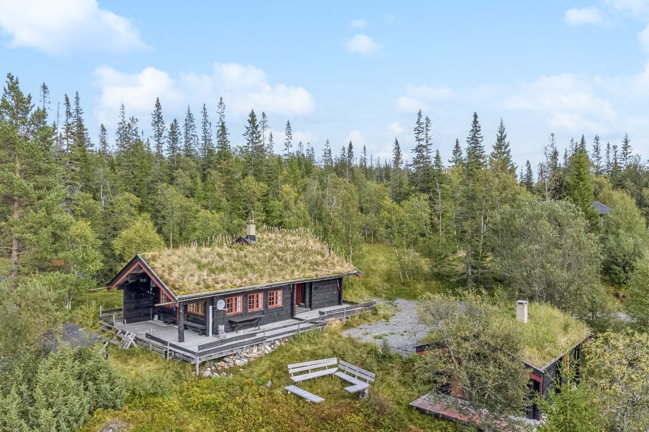 Håndlaftet hytte med hems & anneks (badstue) | Innlagt vann & avløp ...