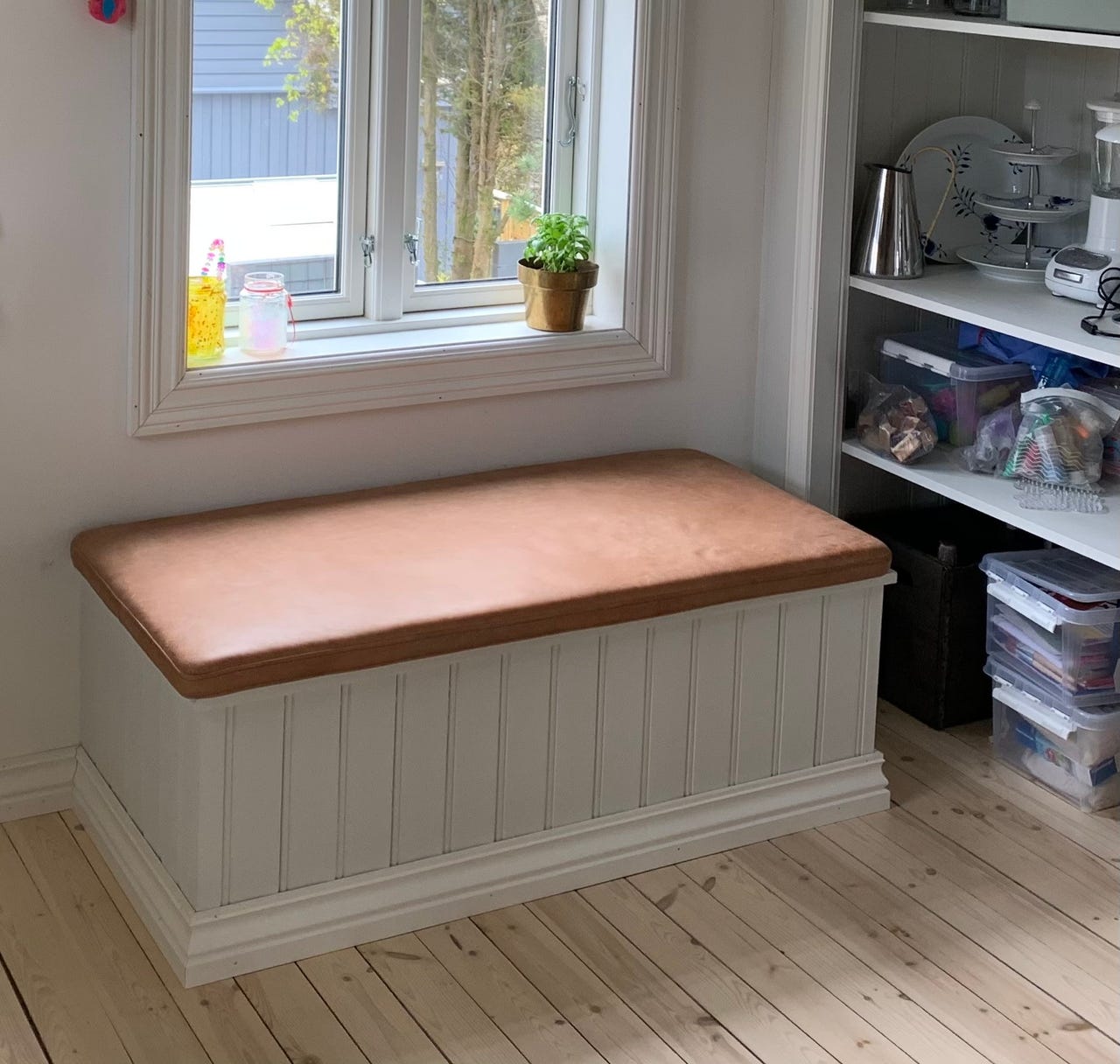 Sittebenk med oppbevaring som har vært stedbygget 120x60 cm | FINN-torget